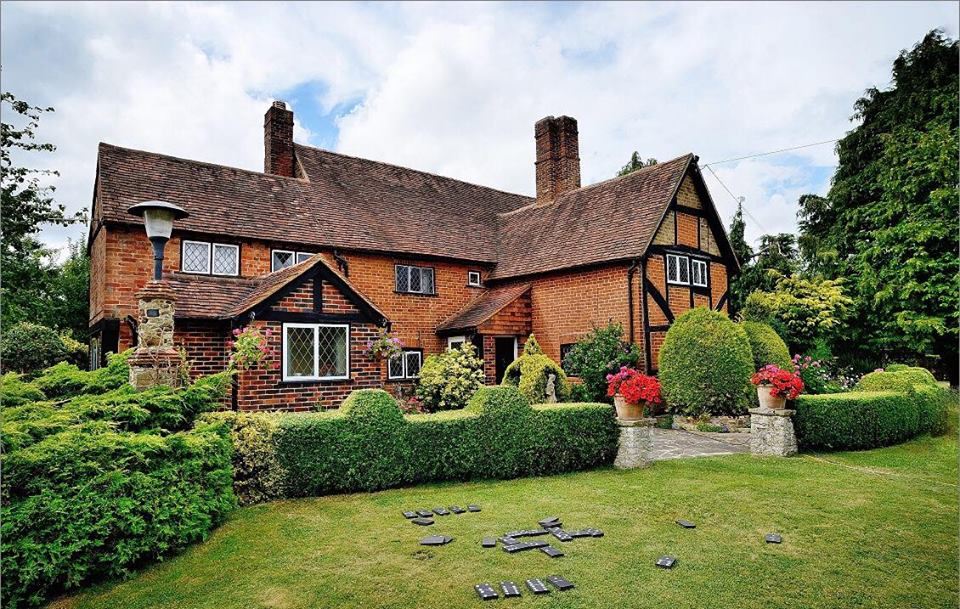 Hunts Farm - Guildford, United Kingdom - Field Lover